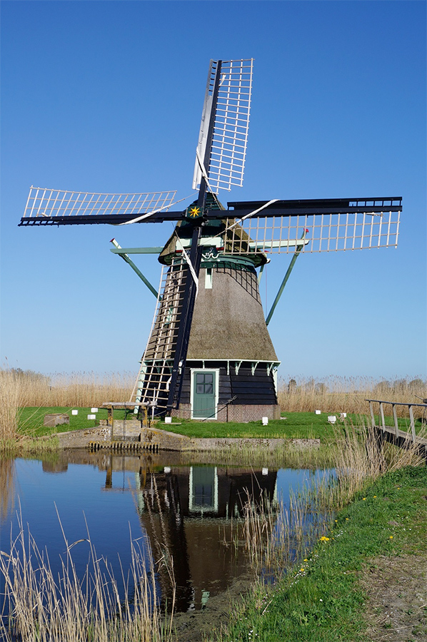 Foto van Molen P, Oudesluis, Boukje van Leijen (21-4-2018)De molen met ...